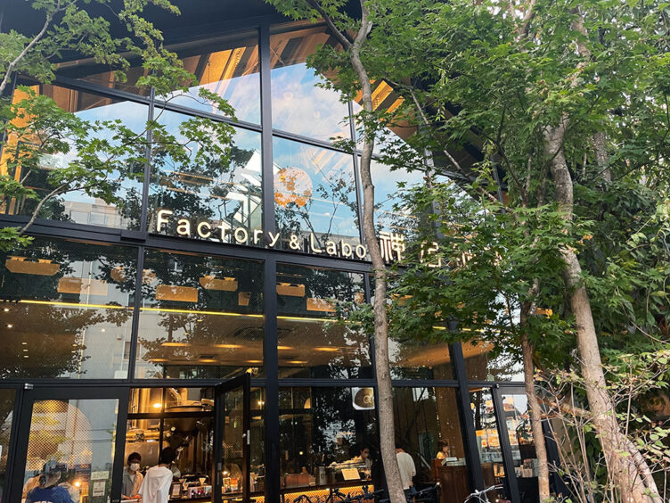 ガラス張りのモダンなカフェFactory&Labo 神乃珈琲 | LOHAS TIME